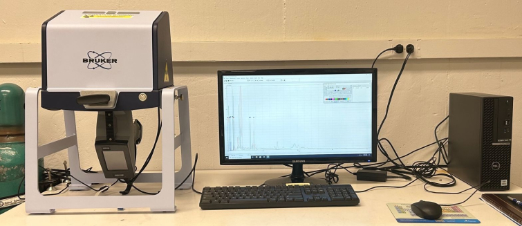 Bruker Tracer 5g Portable X-Ray Fluorescence Spectrometer (pXRF) | Case ... Bruker Tracer 5g Portable X-Ray Fluorescence Spectrometer (pXRF) | Case ...